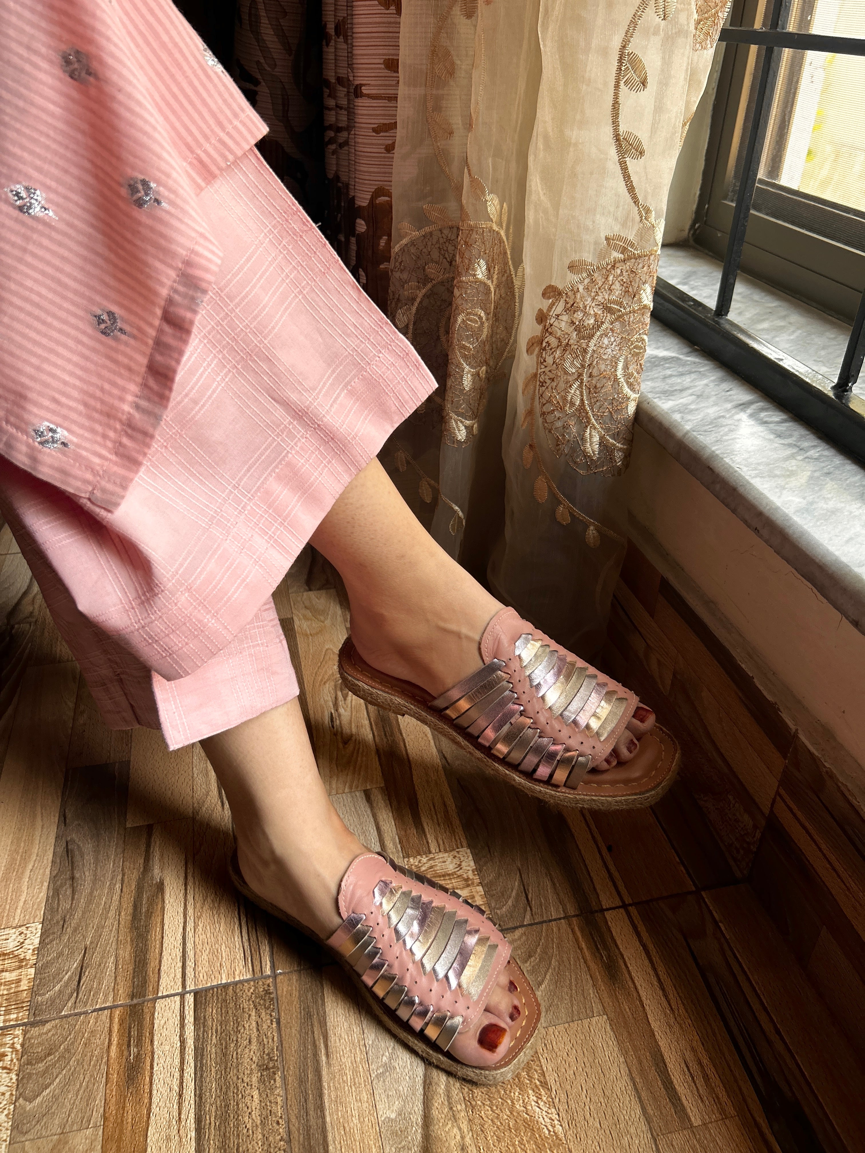 Gulaabo - Eleven Strap Slide – Roya
